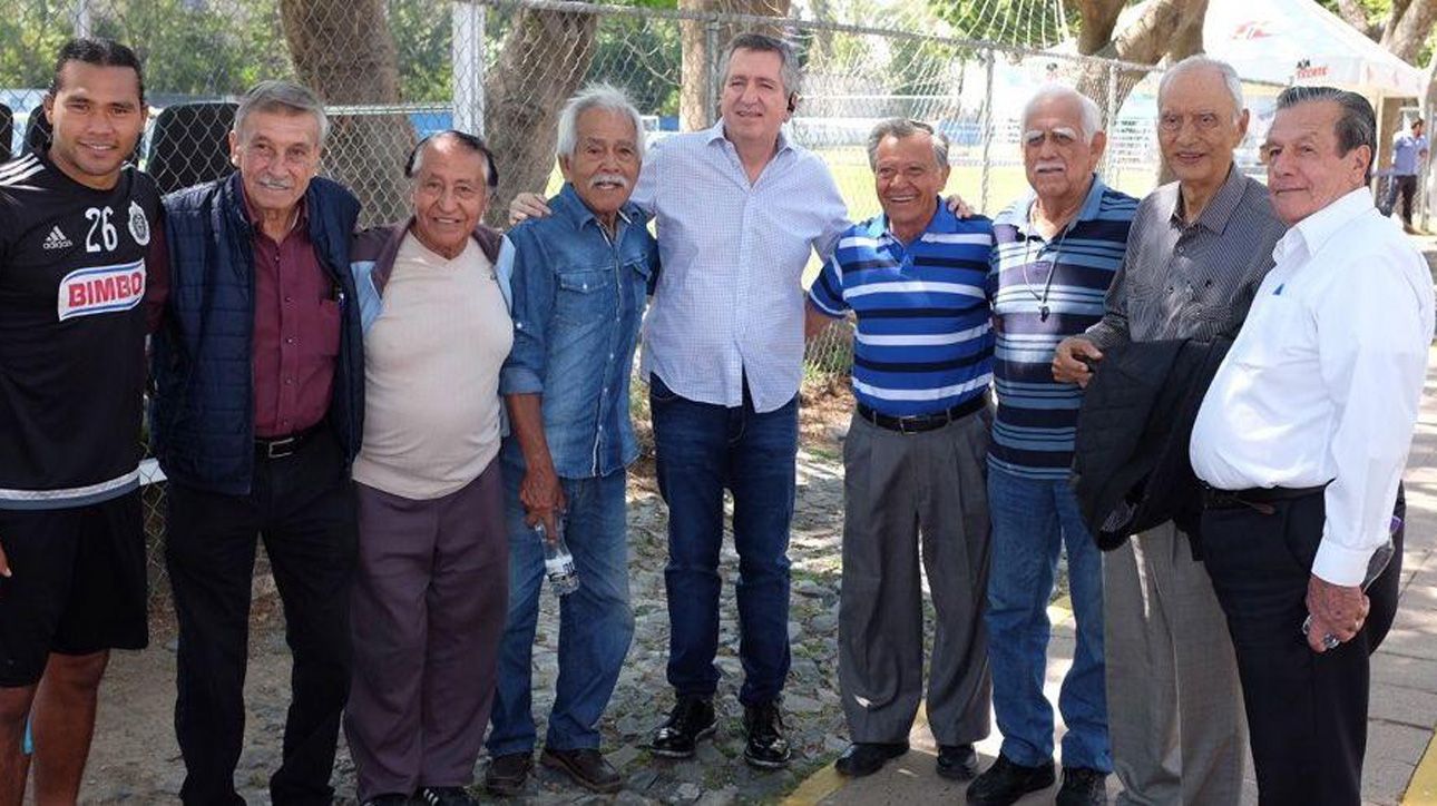 Chivas entrena con la visita de elementos del Campeonísimo - ESPN