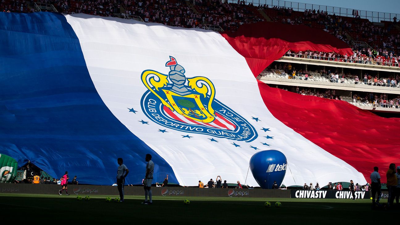 Mega bandera de Chivas se rompe previo a la final
