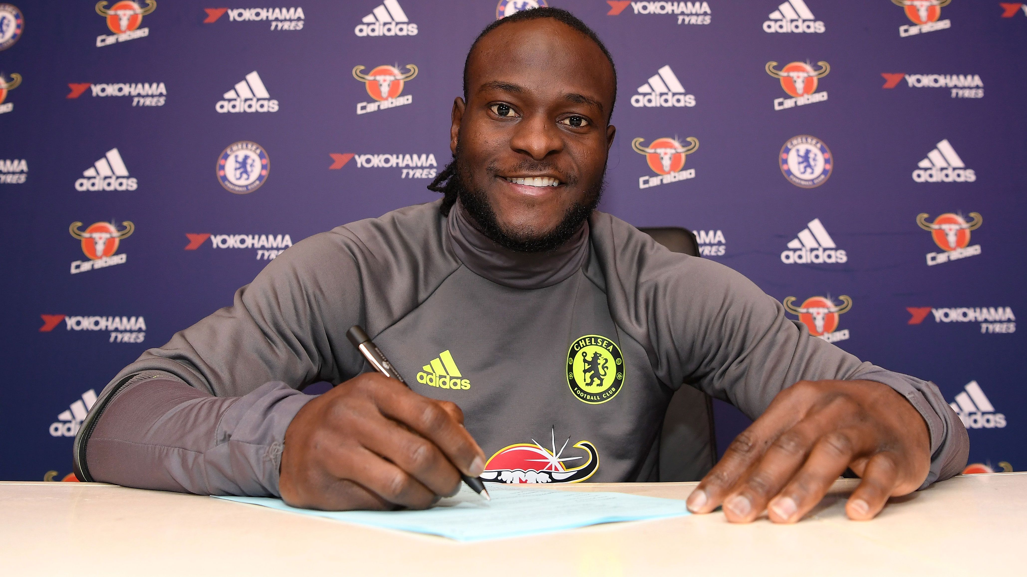 Victor Moses renovó su contrato con Chelsea hasta 2021