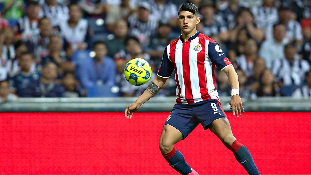 Alan Pulido visita entrenamiento de Chivas en el estadio