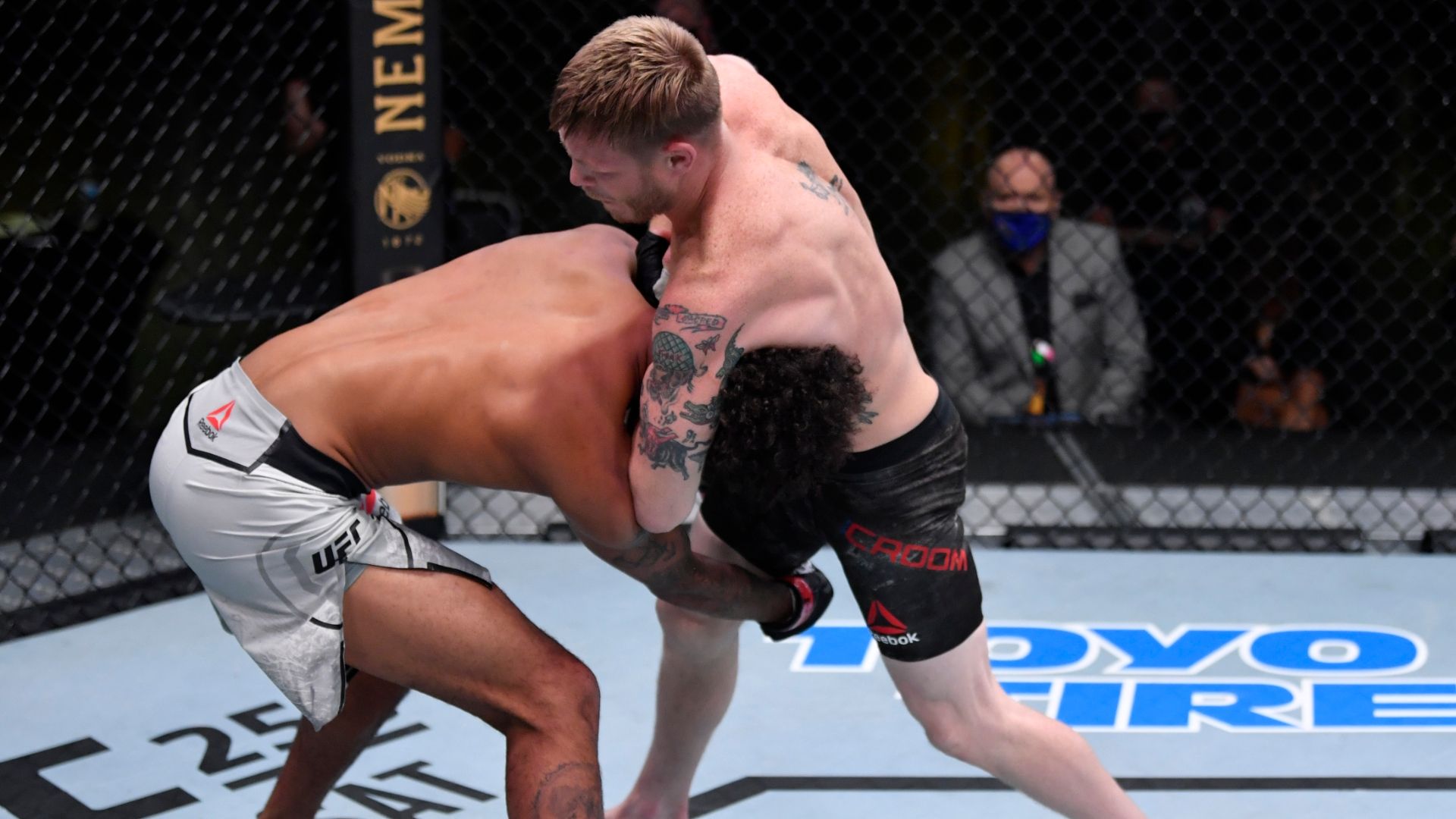 Croom submits Roberts standing up in Round 1 of UFC debut - ESPN Video