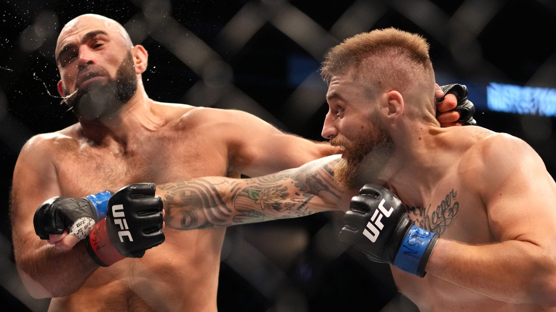 Chris Daukaus electrifies Vegas crowd with TKO - ESPN Video