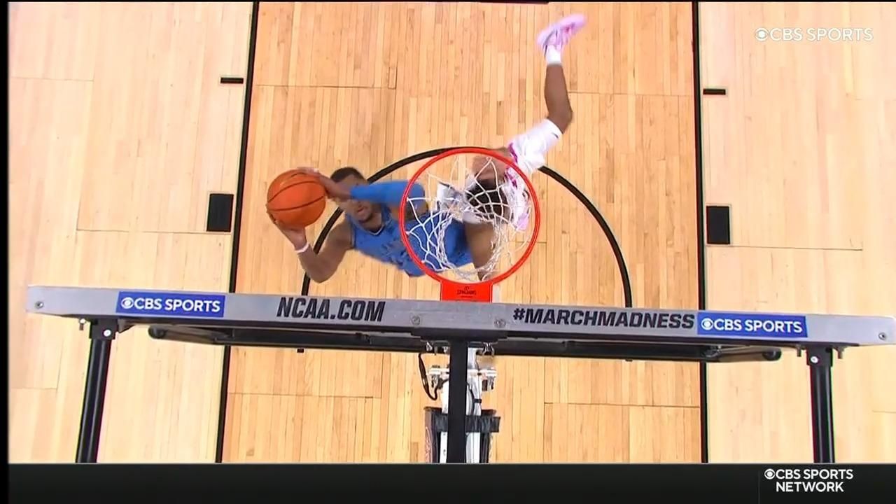 Villanova's Slater throws full-court inbounds pass for easy points ...