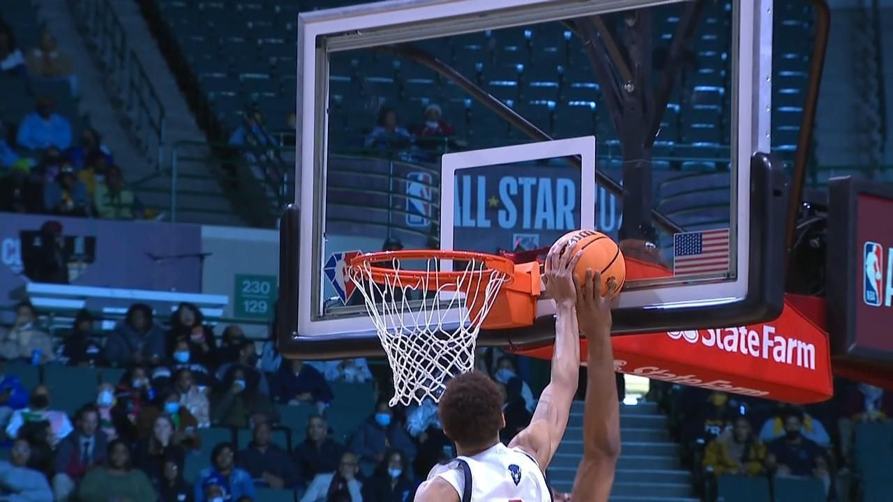 Steve Settle III makes a huge block to keep Howard in the lead - ESPN Video