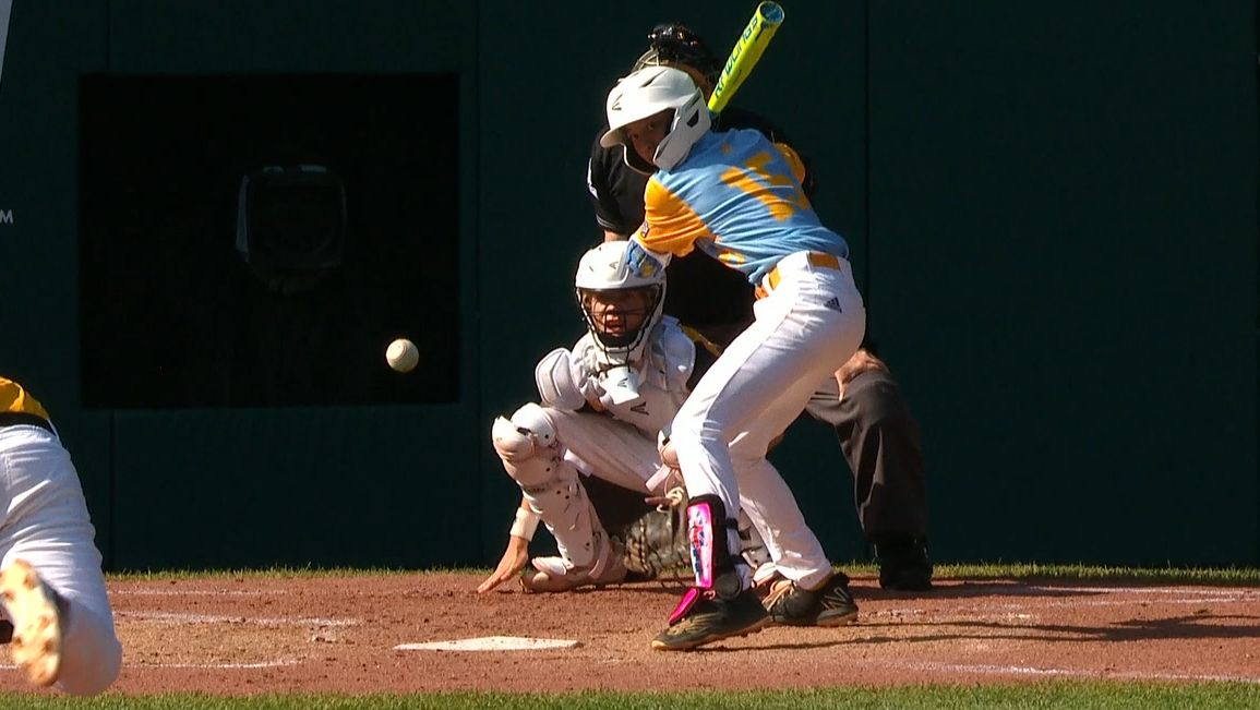 Kekoa Payanal rips a single to center field to extend Hawai'i's lead ...
