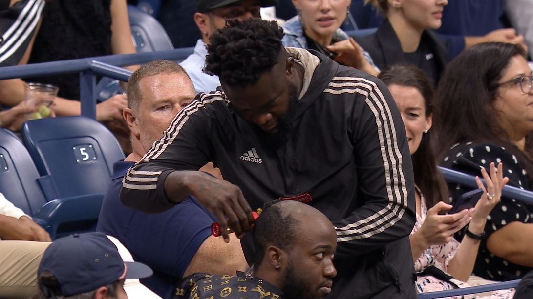 A fan gets a haircut during the US Open quarterfinals - ESPN Video