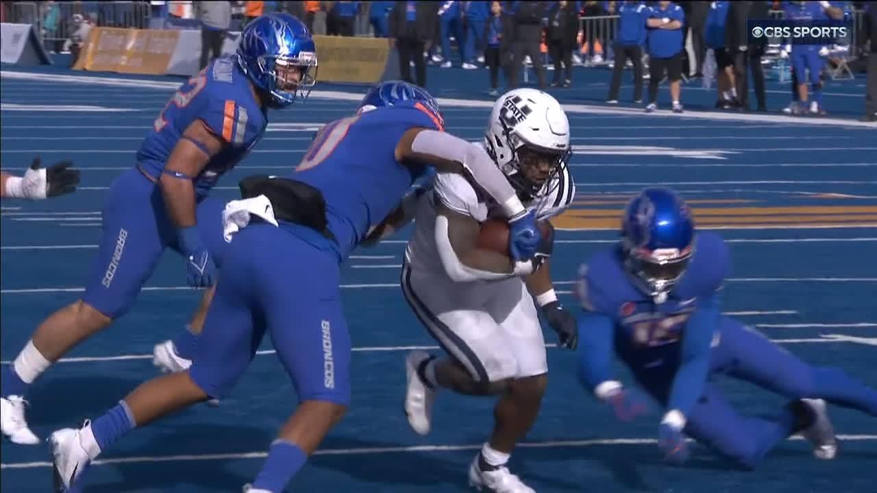 Calvin Tyler Jr. barrels into the end zone to pull Utah State closer ...
