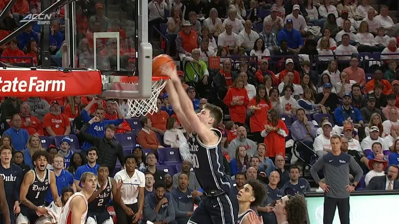 Duke's Kyle Filipowski gets up for the beautiful slam dunk - ESPN Video