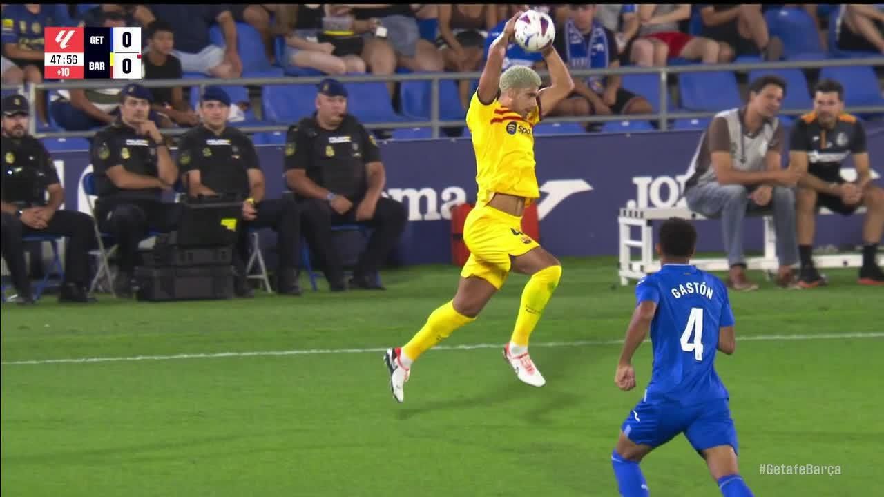 Ronald Araujo gets one of the strangest yellow cards you'll see - ESPN ...