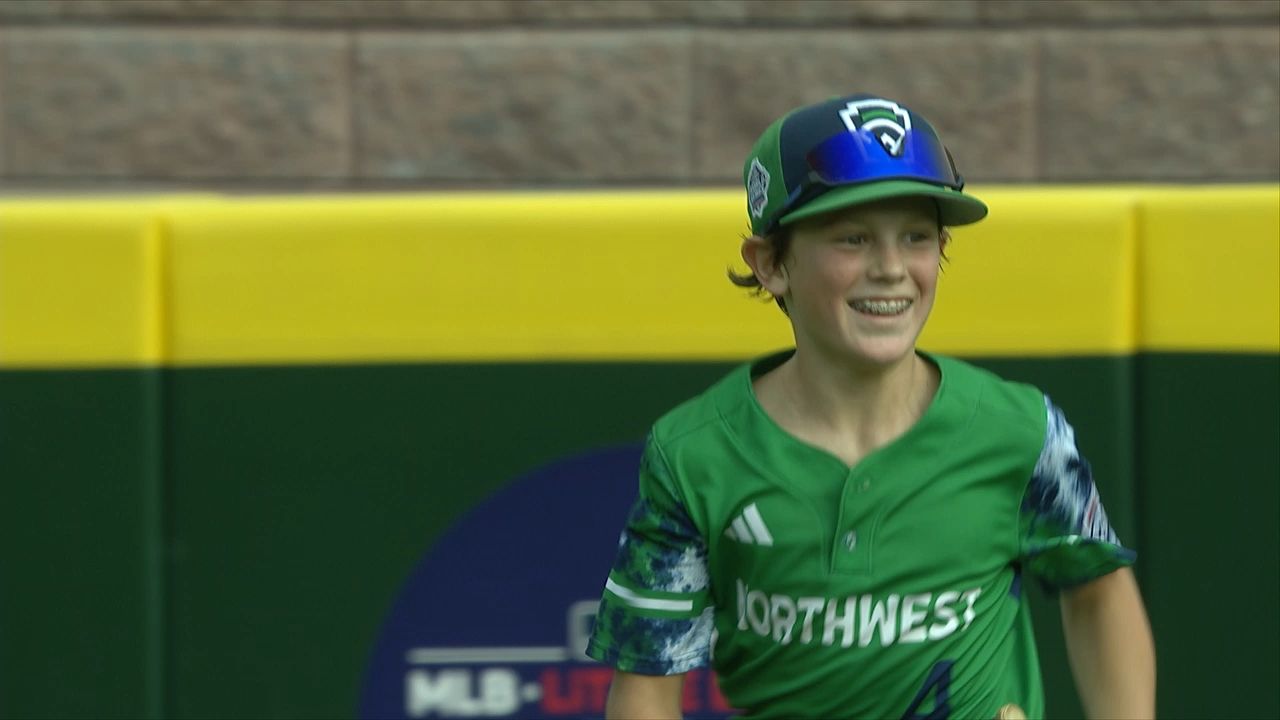 Rylan Jackson robs a Tennessee HR to secure the win for Washington ...