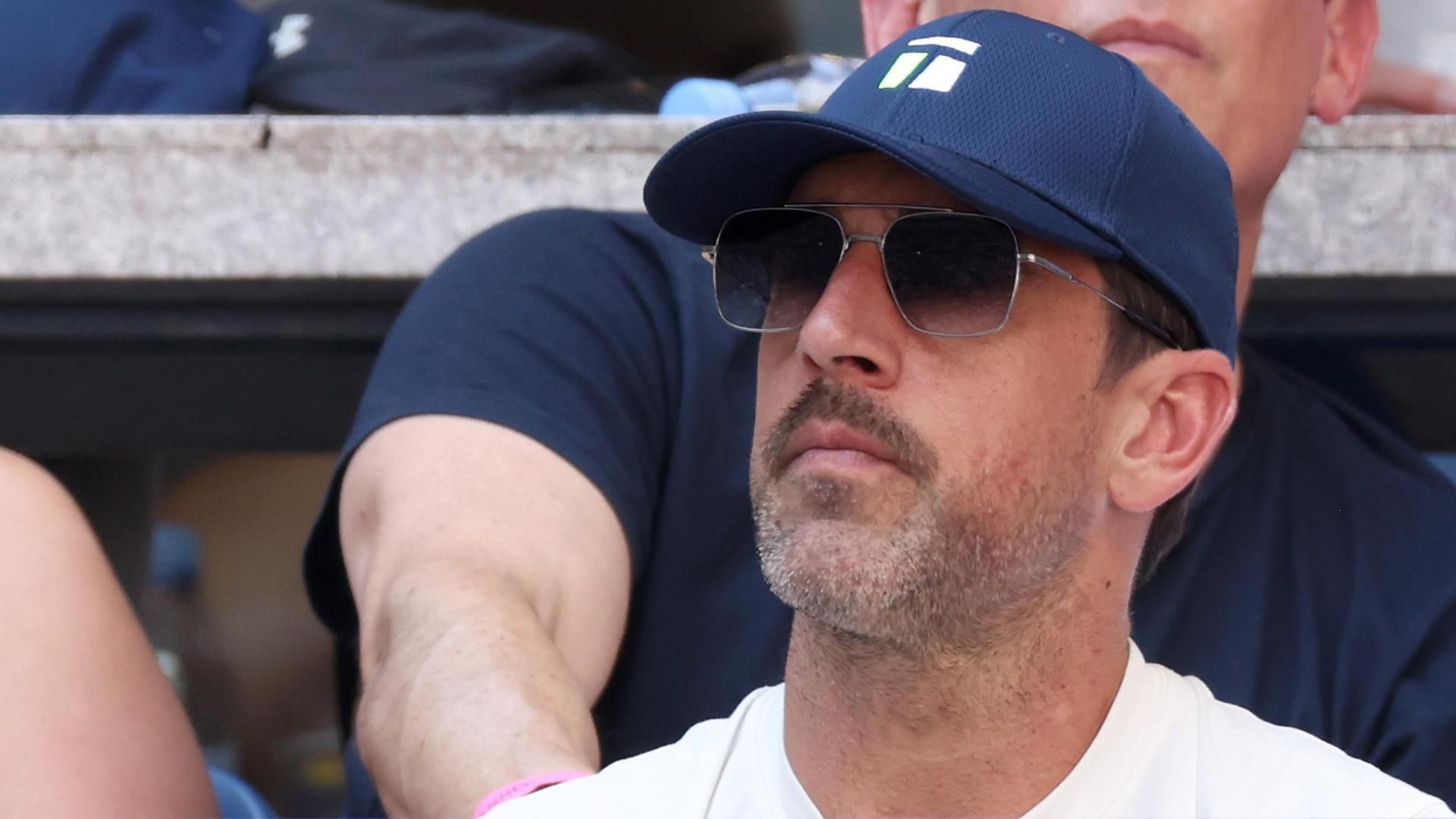 Aaron Rodgers arrives to take in some US Open action with his teammates ...