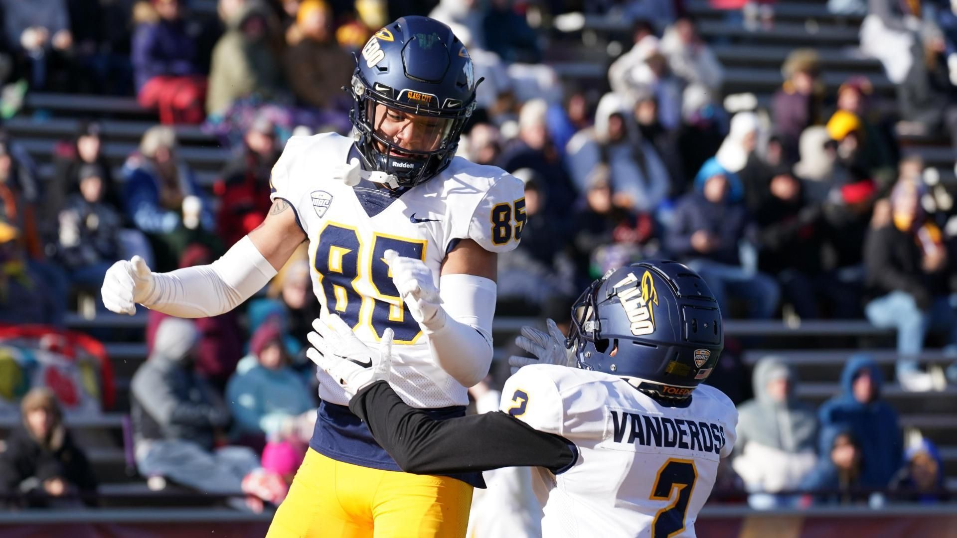 Jaden Dottin reels in sensational one-handed TD catch for Toledo - ESPN ...
