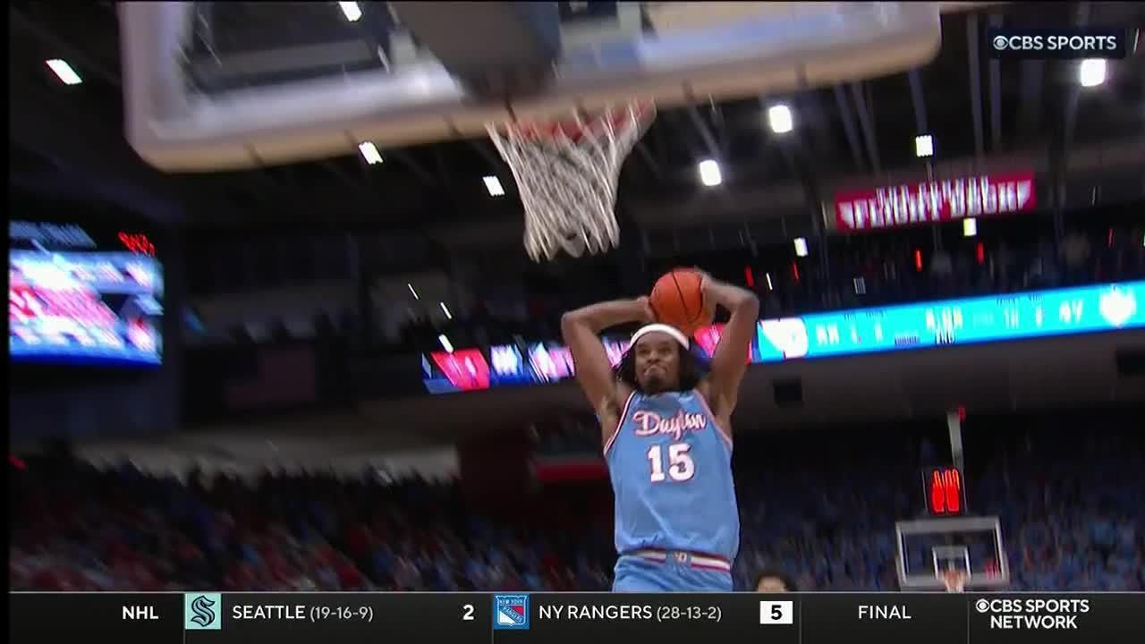 'Hammer time!' DaRon Holmes II throws down breakaway jam for Dayton ...