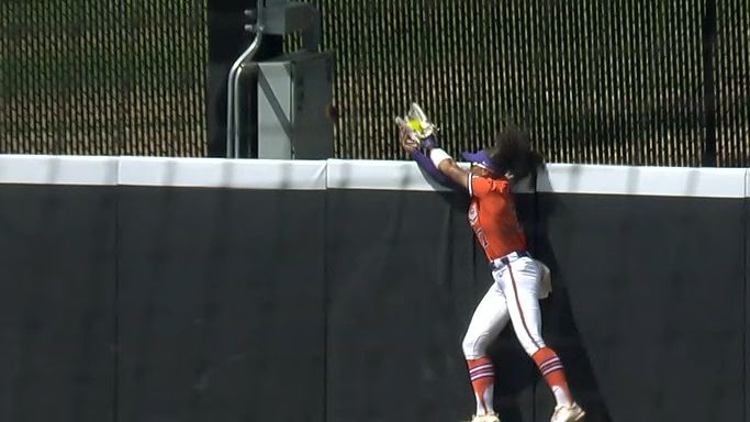 'What a catch!' Clemson center fielder robs potential walk-off HR ...