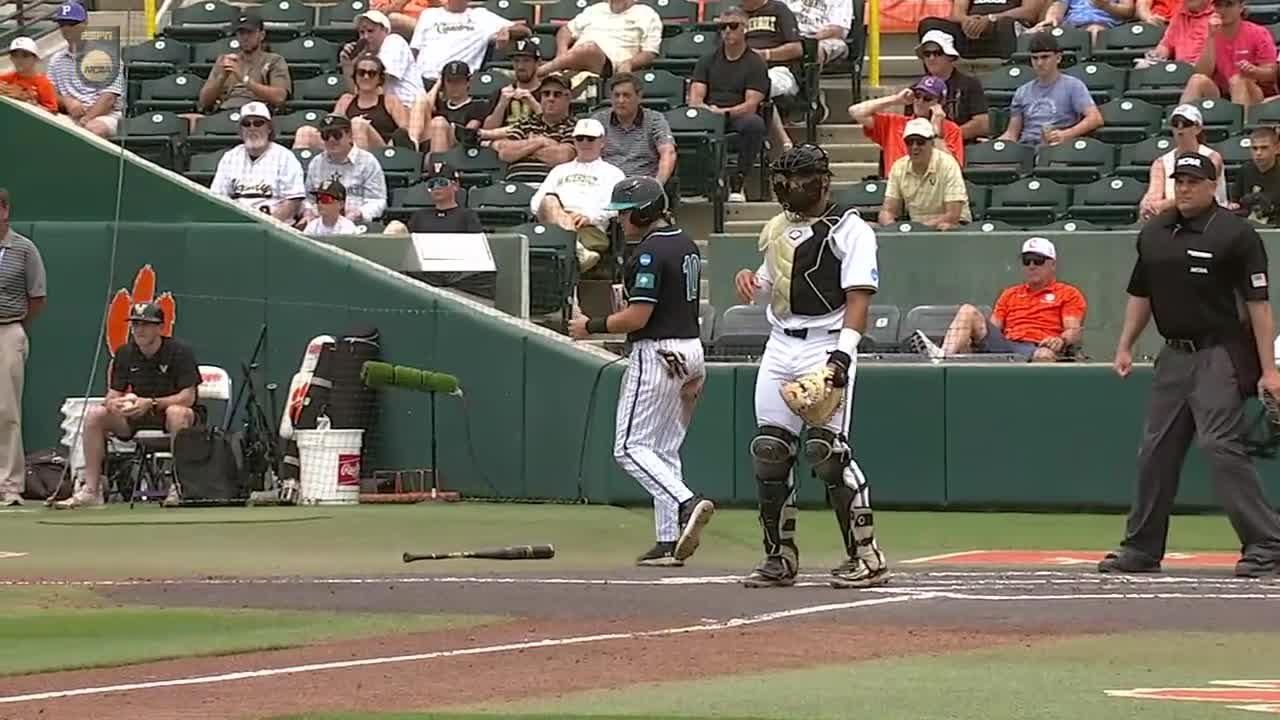 Caden Bodine's RBI double puts Coastal Carolina up 5 - ESPN Video