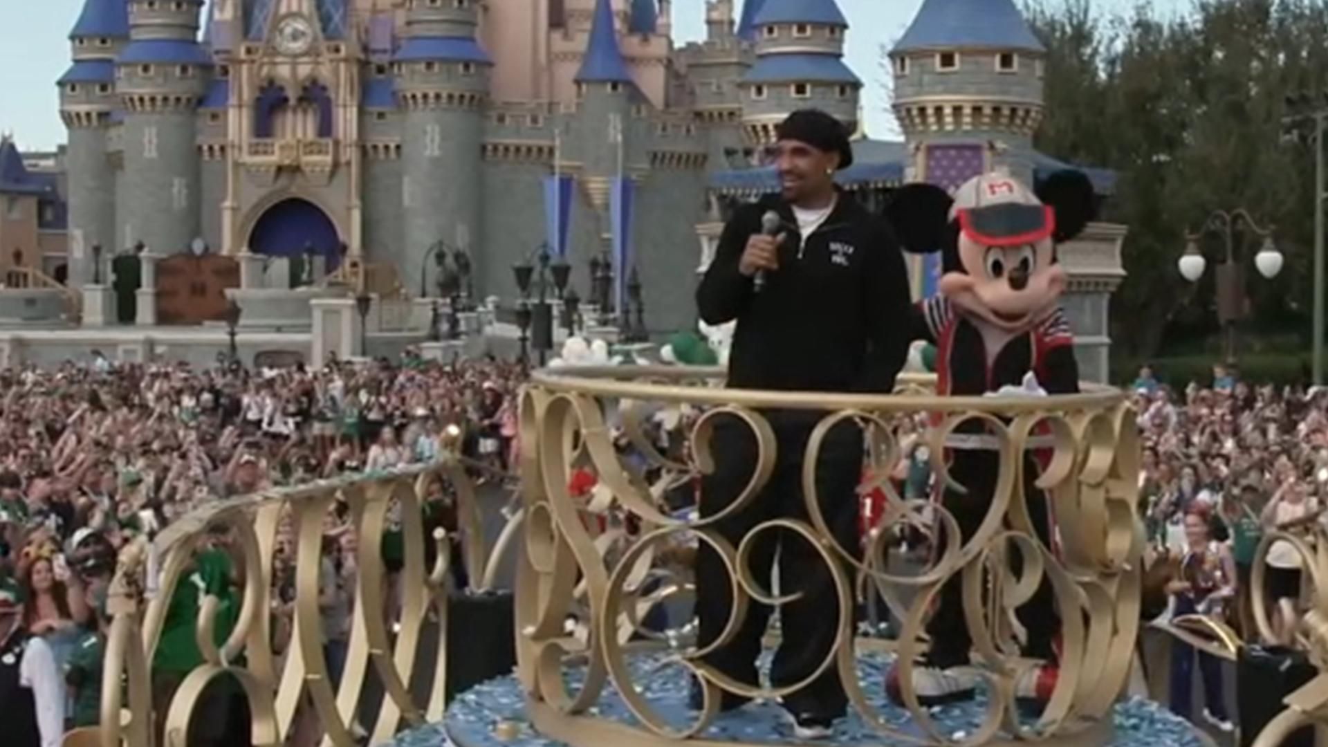 Jalen Hurts greets Eagles fans from a float in Disney parade - ESPN Video