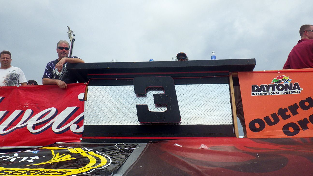 Earnhardt fans pay tribute at Turn 4 - ESPN