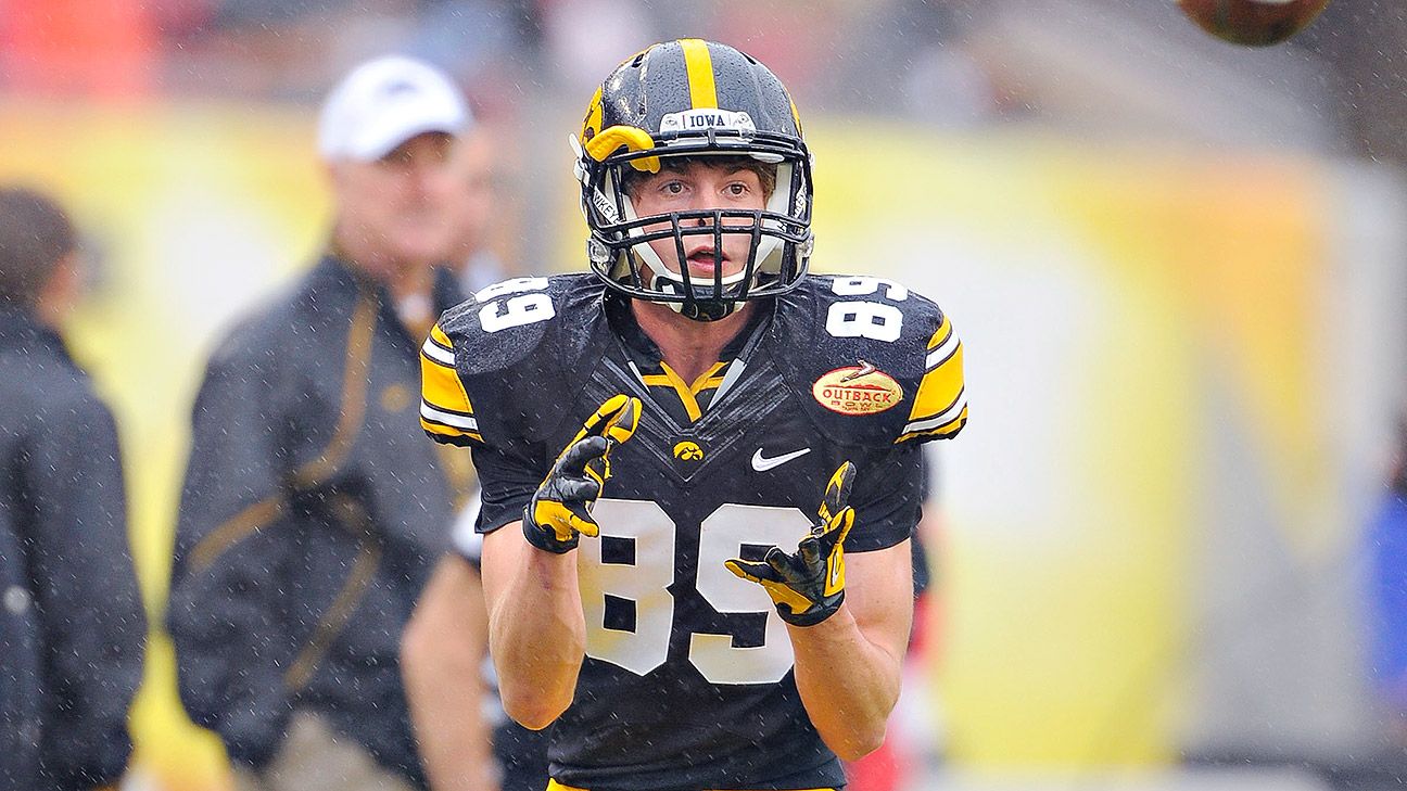 Iowa Hawkeyes WR Matt VandeBerg suffers foot injury - ESPN