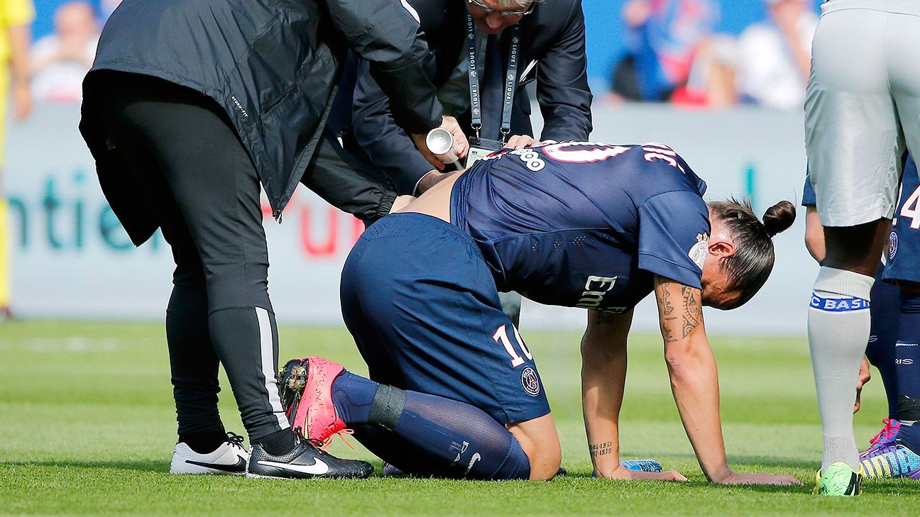 Zlatan Ibrahimovic suffers back injury in PSG win - ESPN