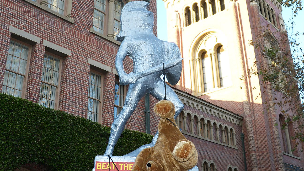 Tale of the tape: USC covers up statues to prevent UCLA vandals - ESPN ...