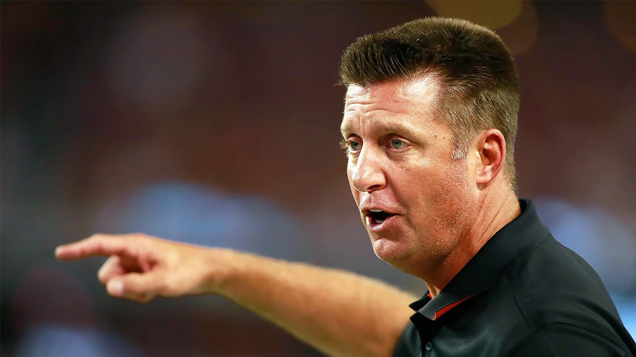 Bedlam in Oklahoma State locker room as Mike Gundy shows off his moves ...