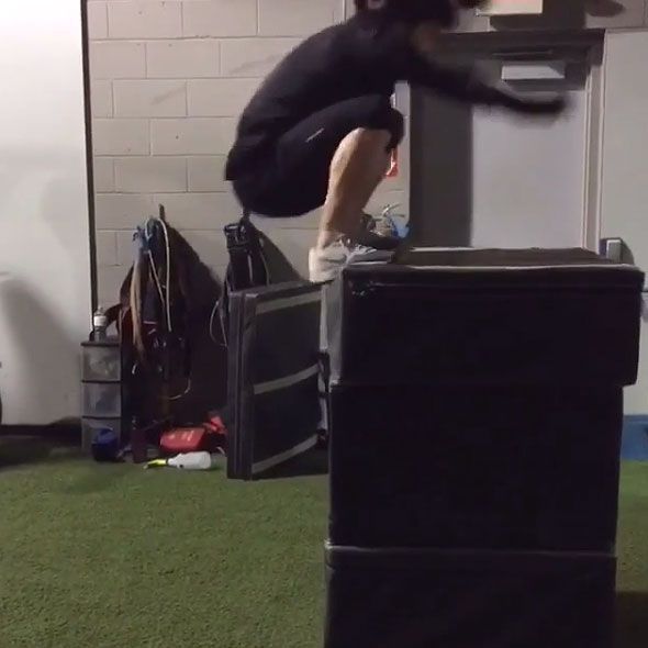 Canadian hurdler Hayley Warren shows off insane box-jumping ability - ESPN