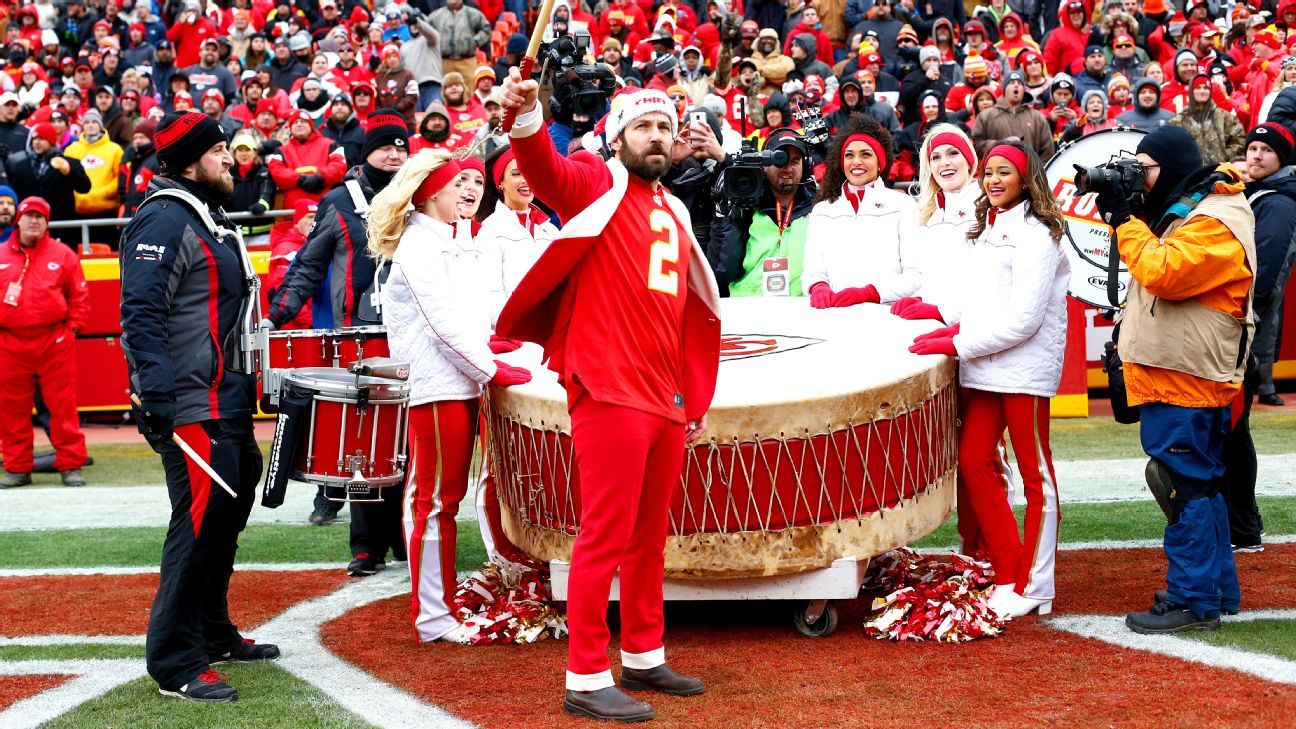 Kansas City Chiefs fan Paul Rudd helps team celebrate playoff berth ...