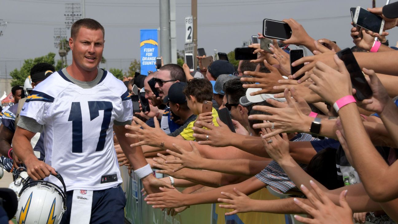 Packed house greets Chargers in opening practice at new facility - ESPN ...