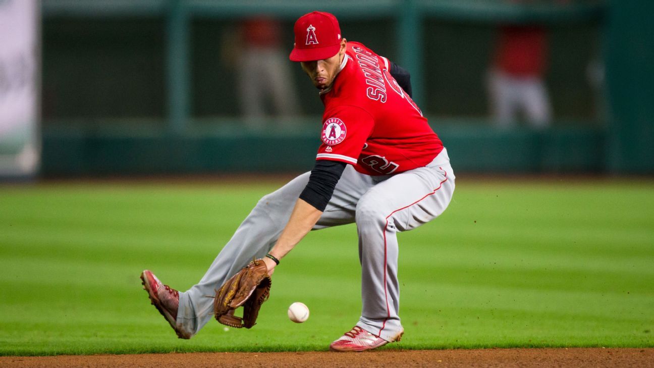 Los Angeles Angels shortstop Andrelton Simmons suffers sprained ankle ...