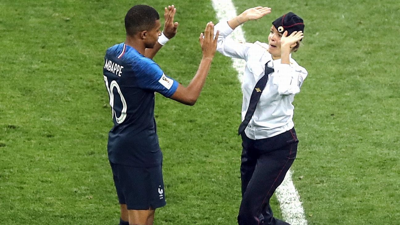 Pitch invaders briefly disrupt World Cup final in second half - ESPN