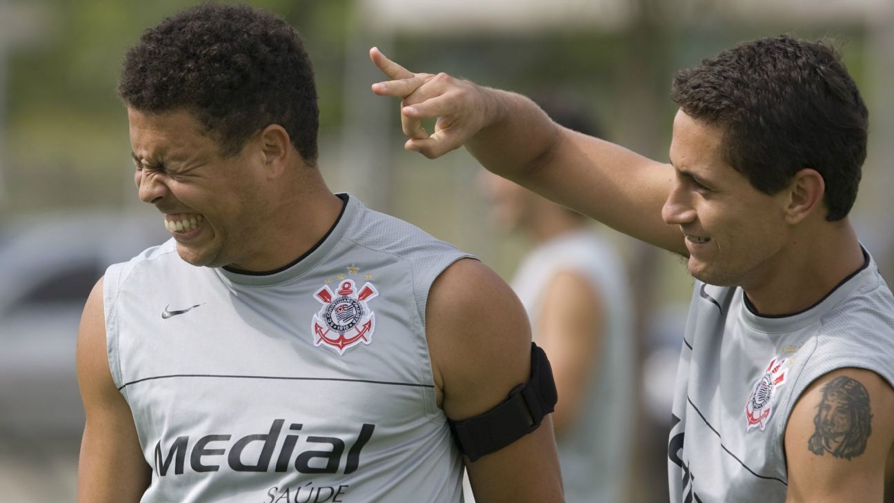Eduardo Ramos jogou com Ronaldo Fenômeno no Corinthians e virou 'rei do ...