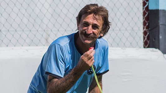 Conheça o 'Seu Madruga' que mora em clube há 10 anos e acaba de ...