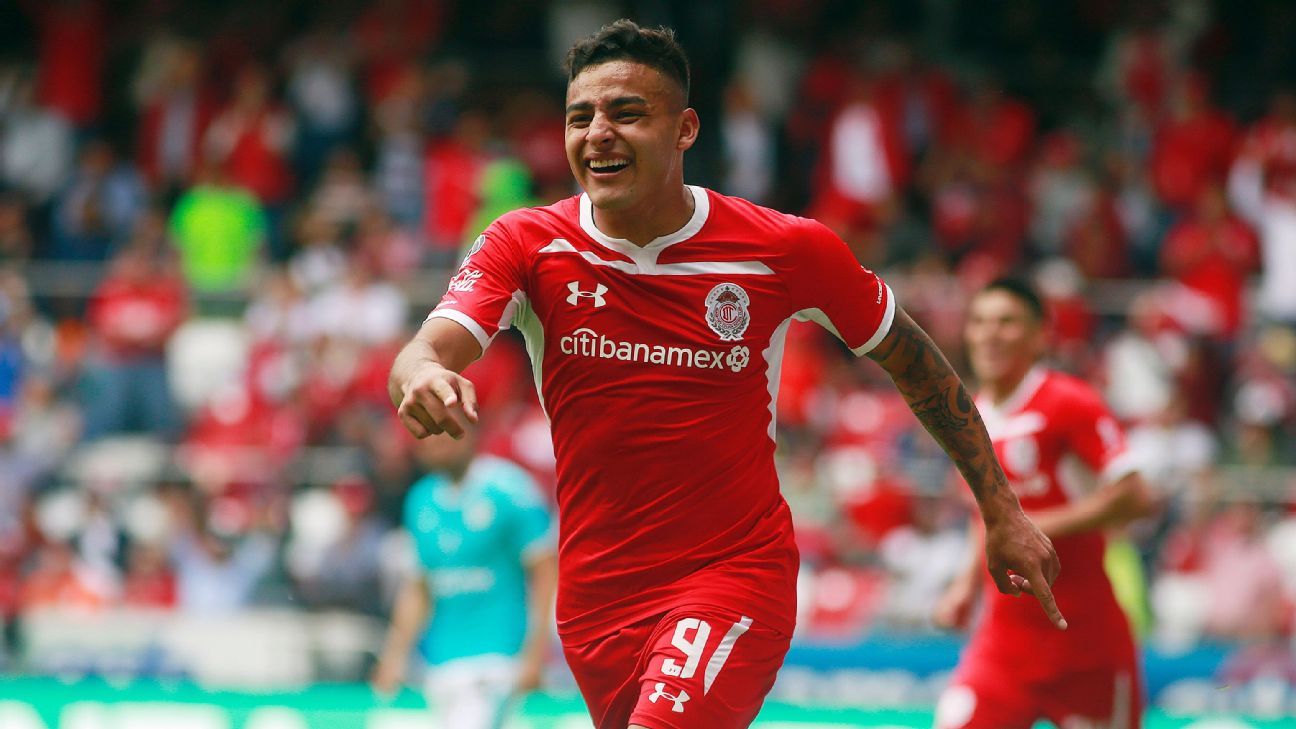 Chivas win Clasico Tapatio, 10-man America hold Pumas - ESPN