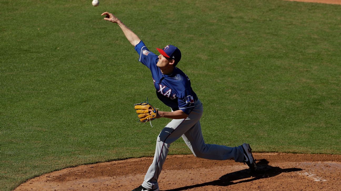 Luke Farrell, de Rangers de Texas, es alcanzado por línea y sufre ...