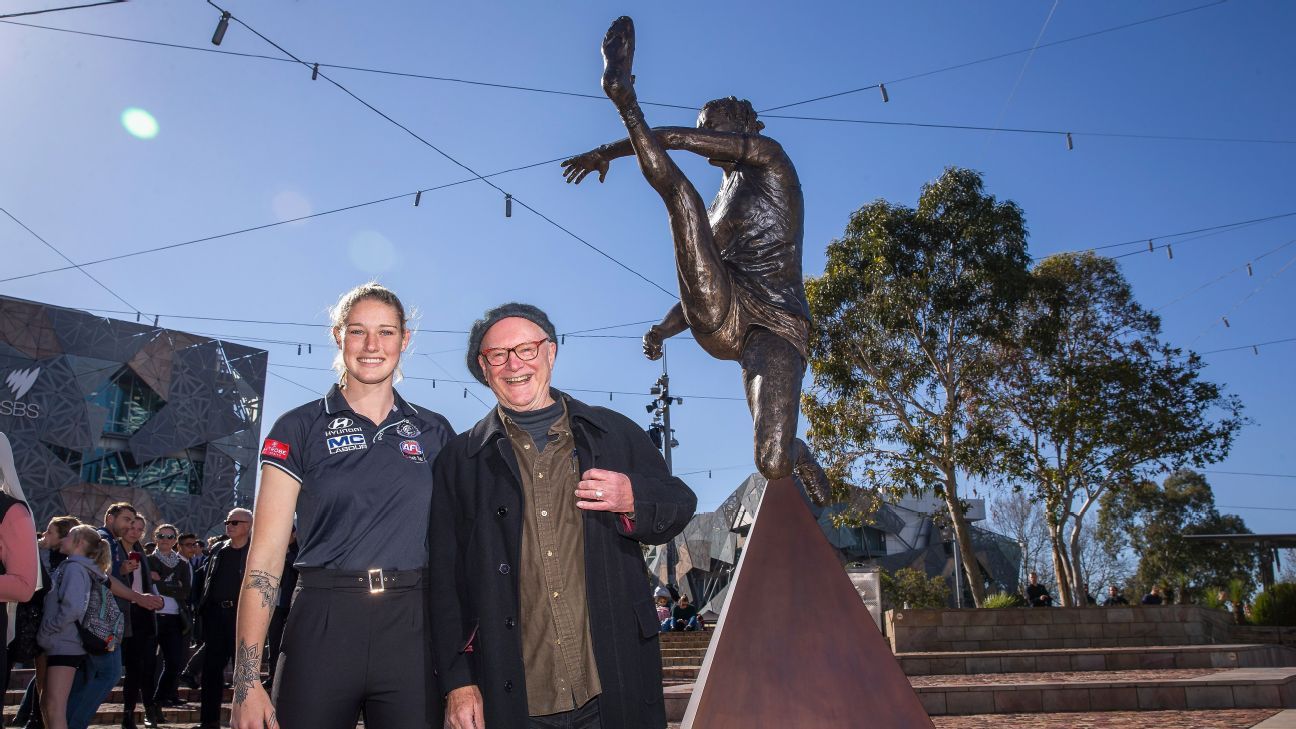 Melbourne statue immortalises footy star - ESPN