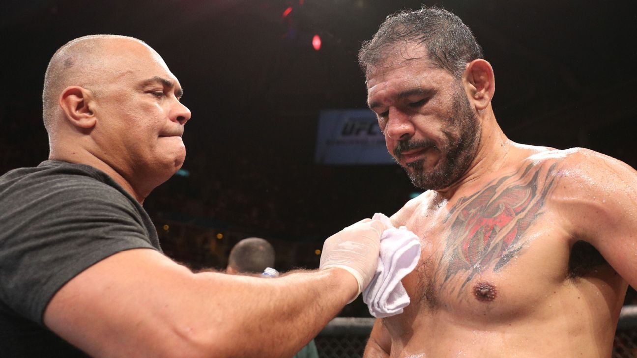 Minotouro sente lesão e tem luta removida do card do UFC São Paulo - ESPN