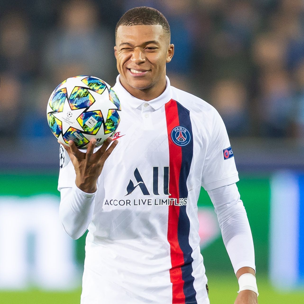 Mbappé sai do banco e entra para a história da Champions League com hat ...