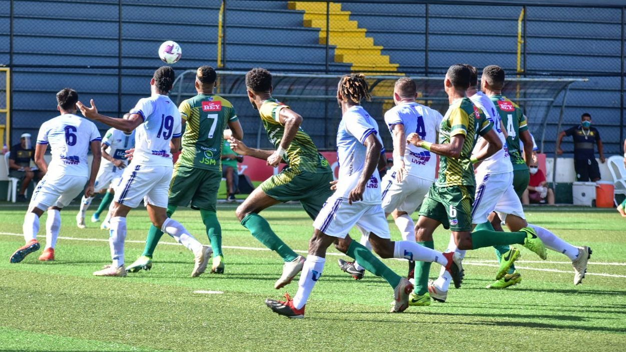 Limón FC y Universitarios dejaron ardiendo la batalla por el Descenso ...