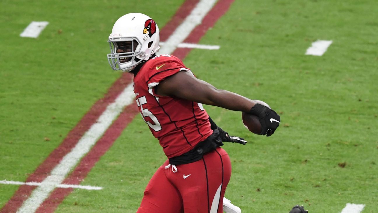 Como el notable cuerpo de Chandler Jones lo tiene con casi 100 capturas ...