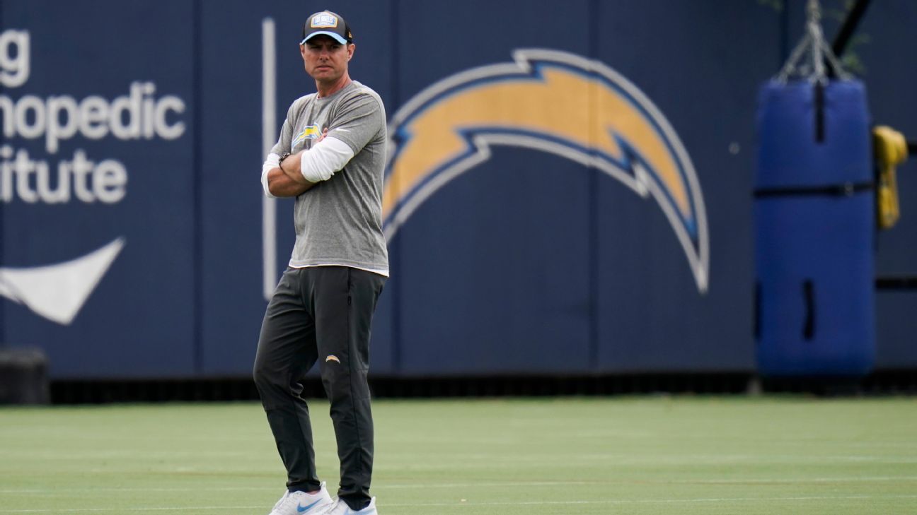 Brandon Staley de Chargers es favorito en líneas de apuesta para ser ...