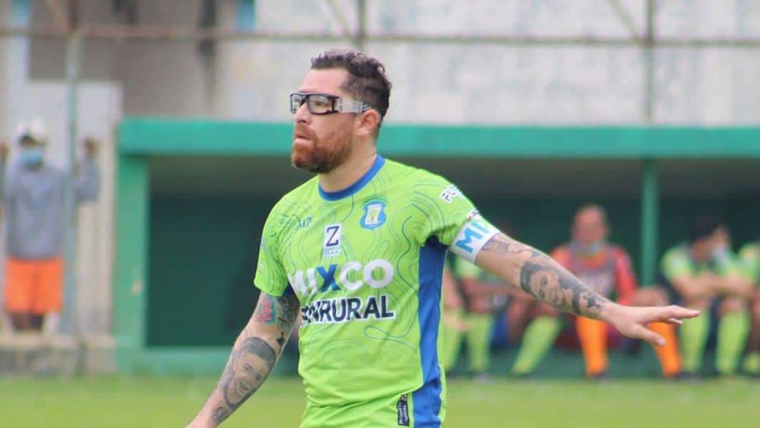 Jean Márquez volvió a las canchas con Deportivo Mixco utilizando gafas ...