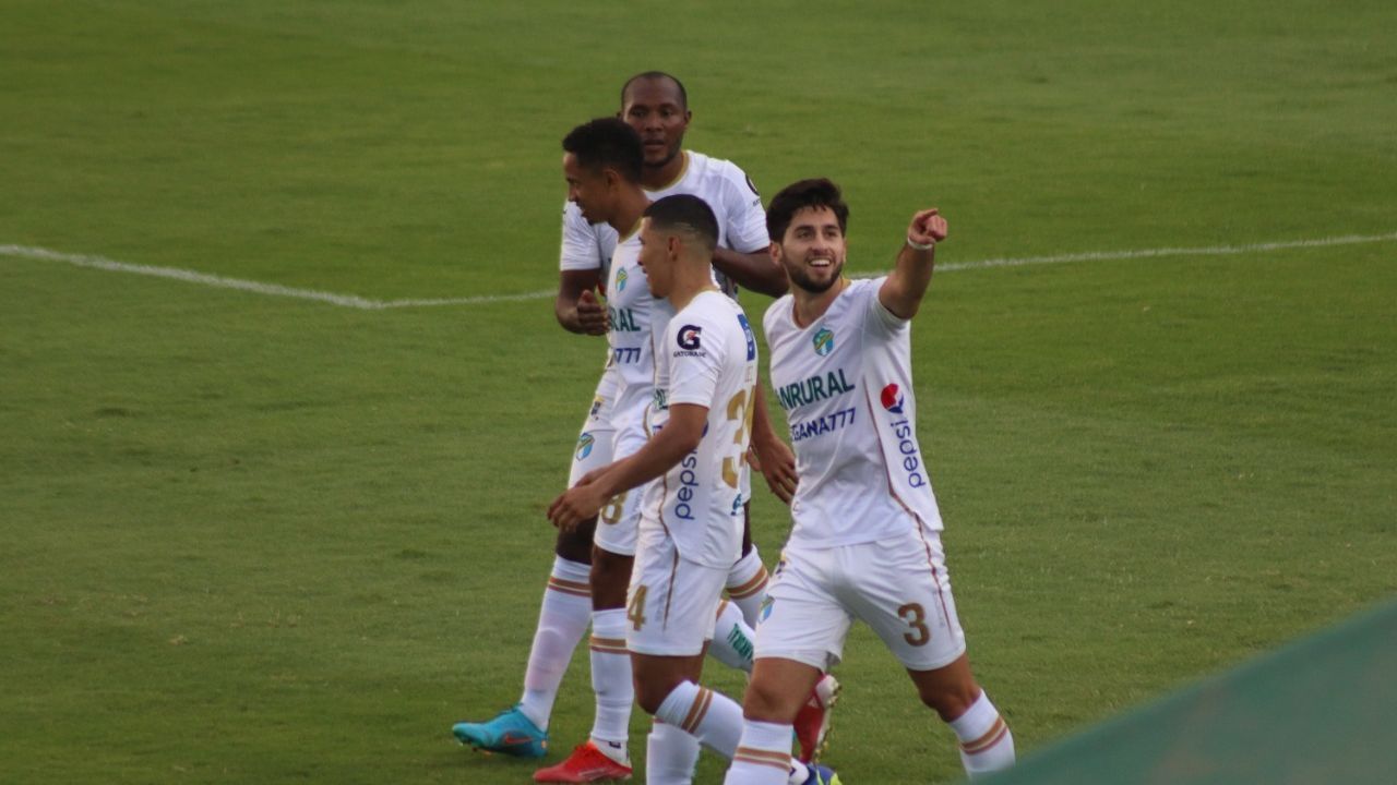 Nicolás Samayoa con doblete protagoniza la victoria de Comunicaciones ...