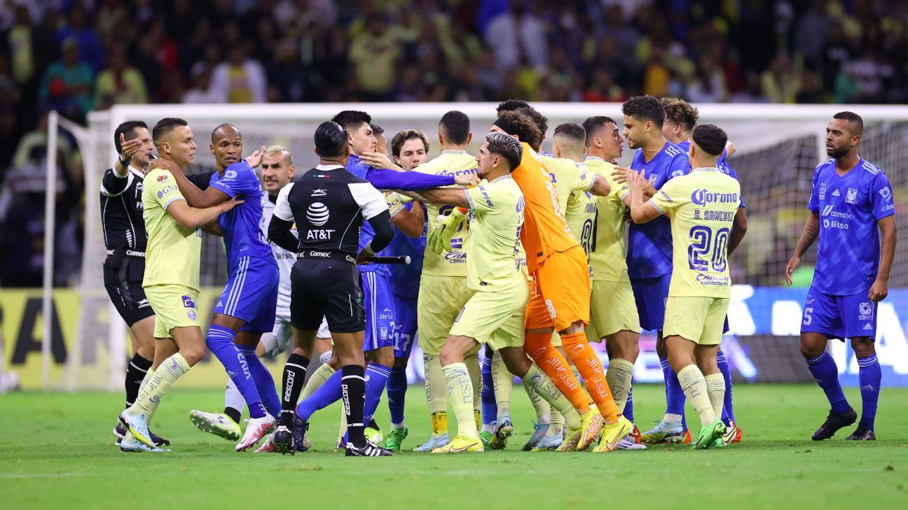 Se calienta el América vs Tigres tras la revisión en el VAR que terminó ...