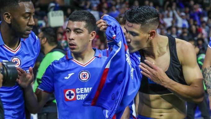 Uriel Antuna besó el escudo de Cruz Azul tras anotarle a Chivas - ESPN