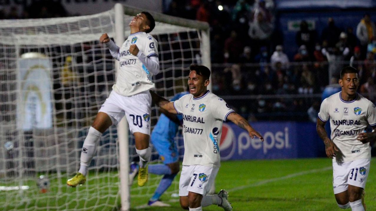 William Fajardo festeja en el Mario Camposeco y Comunicaciones salta al ...