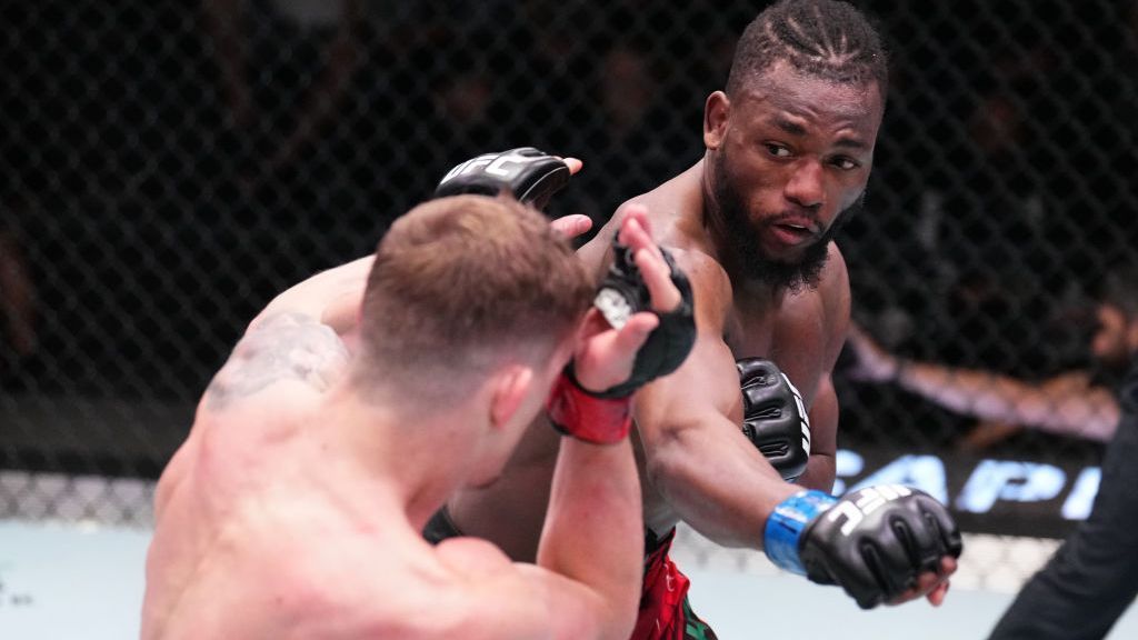 Angolano 'emula' McGregor, brilha e imita Cristiano Ronaldo após ...