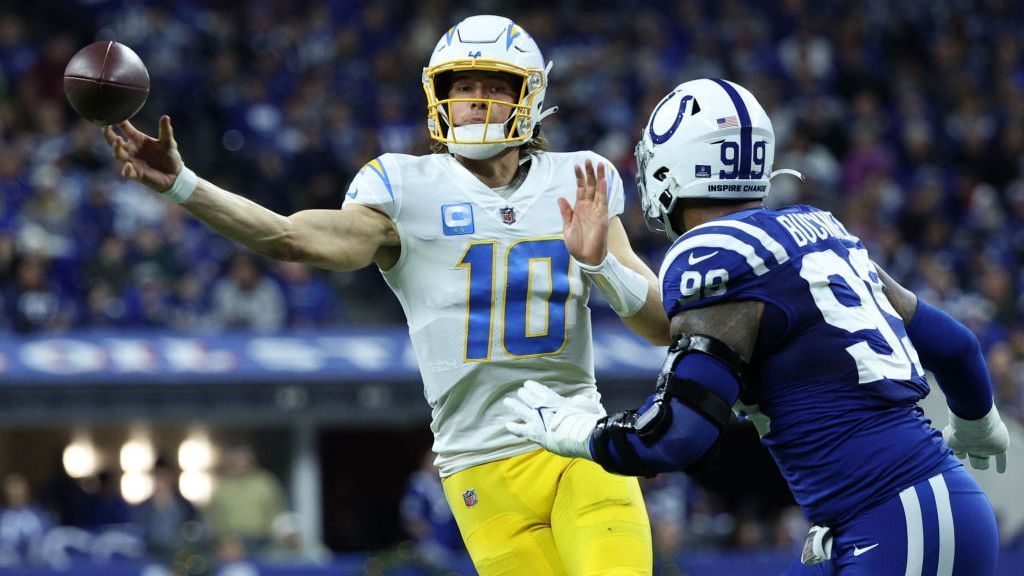 Chargers aproveitam jogo pavoroso de MVP do Super Bowl, vencem Colts e ...