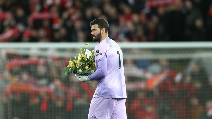 Pelé é homenageado com minuto de aplausos em partida do Liverpool na ...