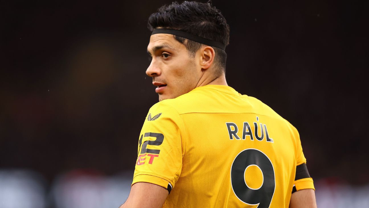 Raúl Jiménez juega 10 minutos ante el Man. United en su regreso a la ...