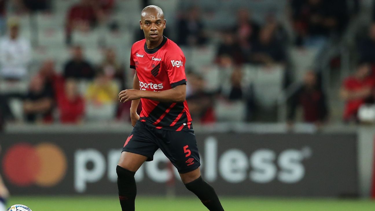 Fernandinho bromeó con la llegada de Vidal: "¿Tendremos que llamarnos ...